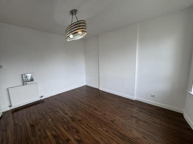 2 bedroom flat for rent in Bangorshill Street, Thornliebank, G46