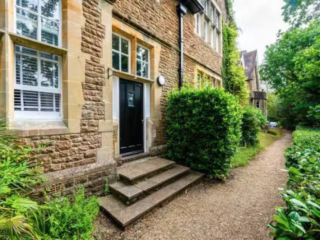 2 bedroom flat for rent in Badgers Hollow, Peperharow Road, Go.