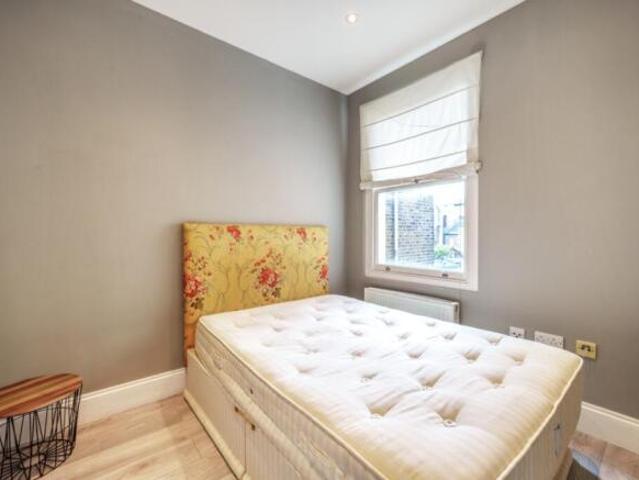 2 bedroom flat for rent in Ballater Road, London, SW2