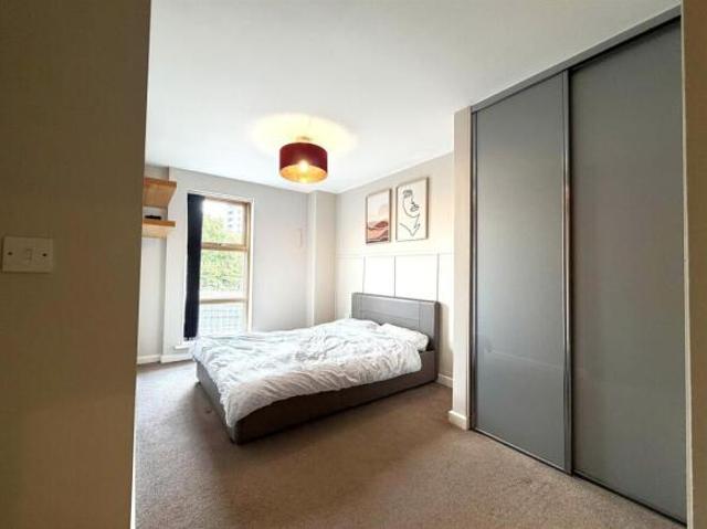 2 bedroom flat for rent in Balmoral Place, Brewery Wharf, LS10