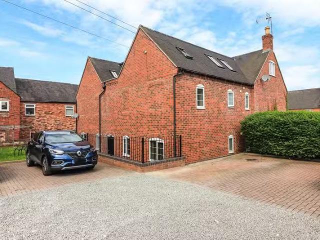 2 bedroom flat for rent in Barcliffe Mews, Barcliffe Avenue, B.