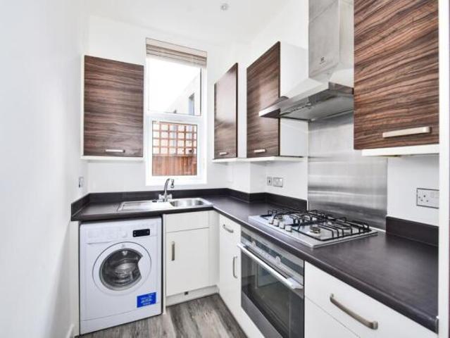 2 bedroom flat for rent in Barmeston Road Catford SE6