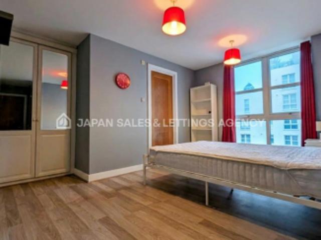 2 bedroom flat for rent in Barrier Point Road, London, E16