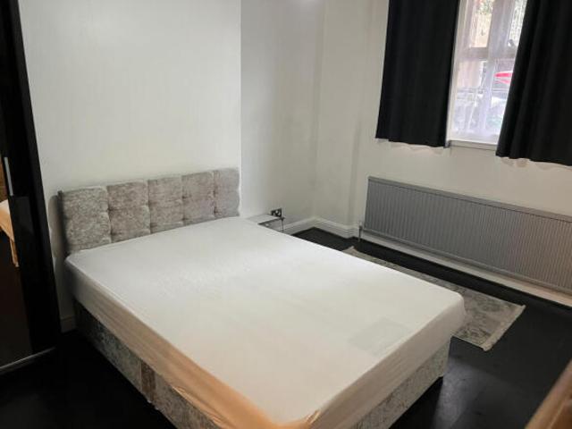 2 bedroom flat for rent in Basement Flat, Dunsmure Road, Stoke newington, London, N16