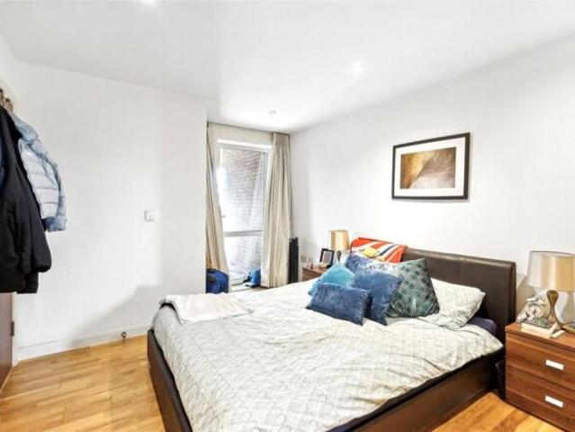 2 bedroom flat for rent in Battersea Park Road, Battersea, SW11