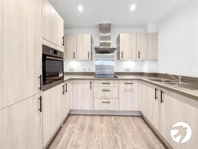 2 bedroom flat for rent in Batesford Close, Kings Hill, West Malling, Kent, ME19