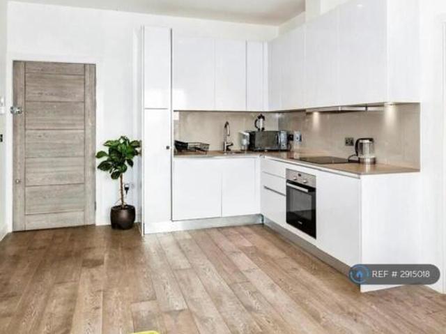2 bedroom flat for rent in Bath Road, Slough, SL1