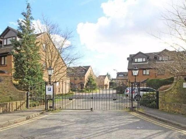 2 bedroom flat for rent in Benwell Court Lower Sunbury TW16