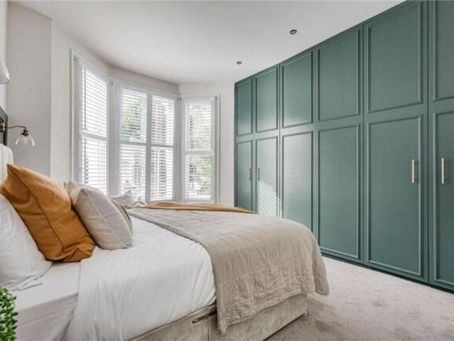 2 bedroom flat for rent in Beauchamp Road, Clapham Junction, SW11