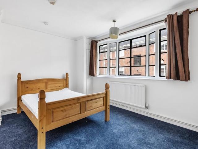 2 bedroom flat for rent in Beaufort Road, Kingston Upon Thames, Surrey, KT1