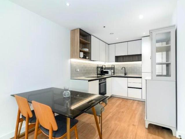 2 bedroom flat for rent in Beaufort Square, London, NW9