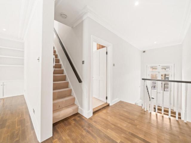 2 bedroom flat for rent in Beaufort Street, SW3