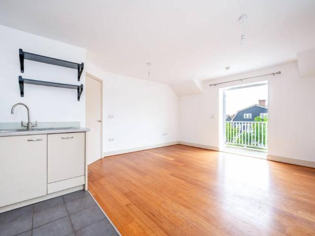 2 bedroom flat for rent in Beaumont Drive, Worcester Park, KT4