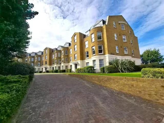 2 bedroom flat for rent in Beach Crescent, Littlehampton, BN17