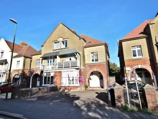 2 bedroom flat for rent in Beach Road, Littlehampton, West Sus.
