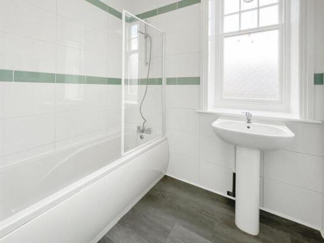 2 bedroom flat for rent in Beachy Head Road, Eastbourne, BN20