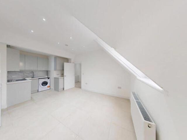 2 bedroom flat for rent in Beaconsfield Road, London, N11