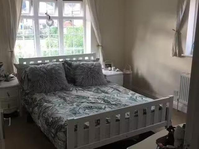2 bedroom flat for rent in Bear Lane, GU9