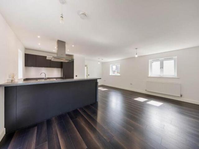 2 bedroom flat for rent in Becket Close, Woodford Green, Essex, IG8