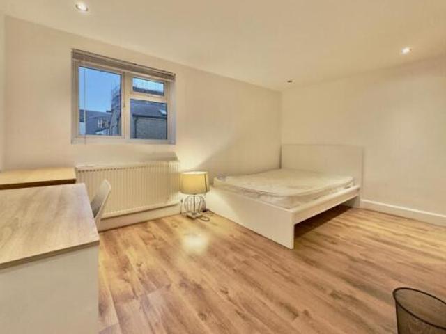 2 bedroom flat for rent in Bedford Road, SW4 7SH, SW4