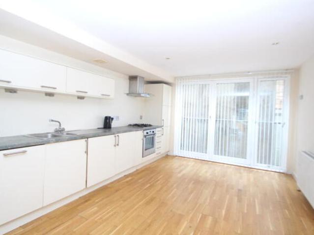 2 bedroom flat for rent in Bell Street, College Heights, G4