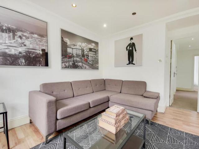 2 bedroom flat for rent in Bell Street, London, NW1