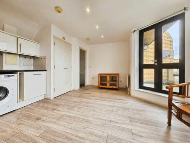 2 bedroom flat for rent in Bellview Court, Hanworth Road, Hounslow, TW3