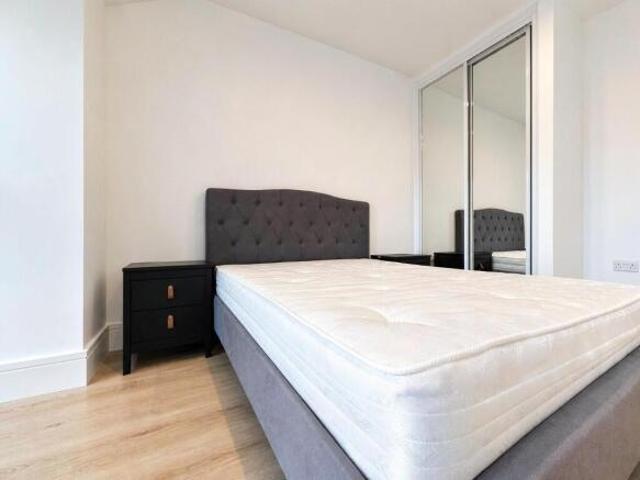 2 bedroom flat for rent in Beverley Way, London, SW20