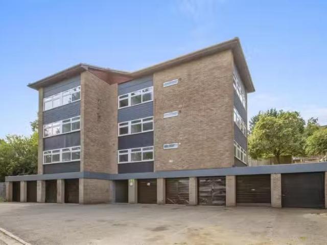 2 bedroom flat for rent in Birchwood Court, Pettifer Way, High.