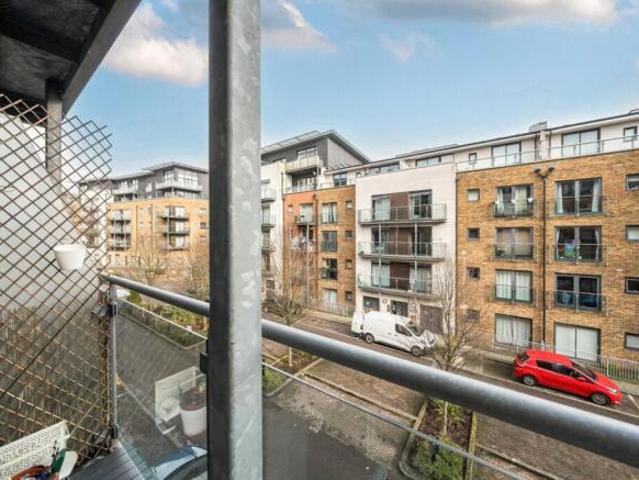 2 bedroom flat for rent in Birdwood Avenue London SE13