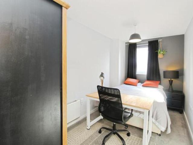 2 bedroom flat for rent in Bonaire, City Island, LS12