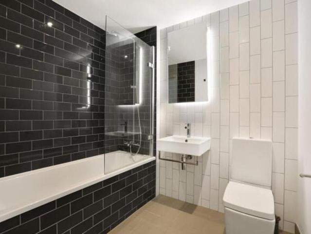 2 bedroom flat for rent in Bonnet Street, London, E16