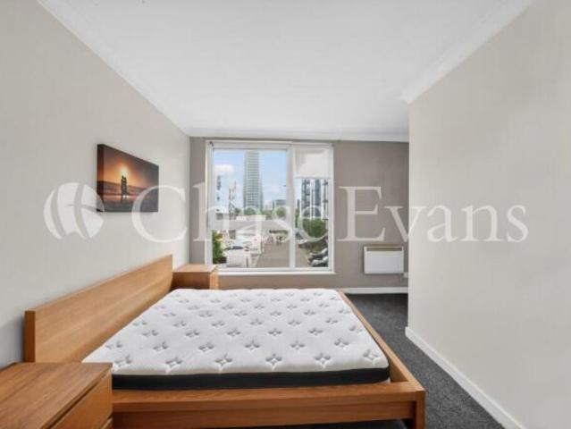 2 bedroom flat for rent in Boardwalk Place, Canary Wharf, London, E14