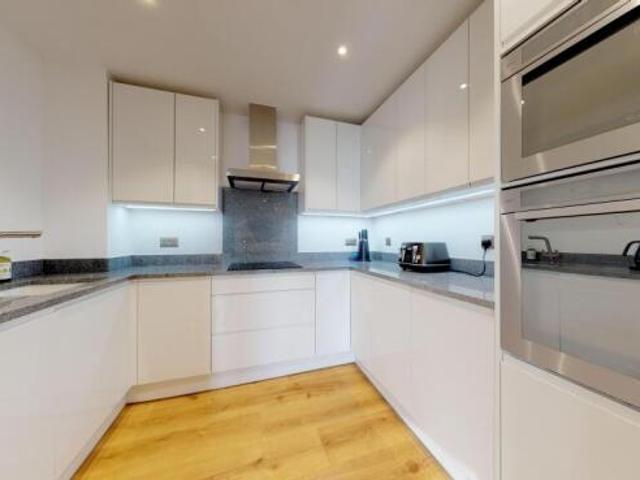 2 bedroom flat for rent in Boardwalk Place, South Quay, E14