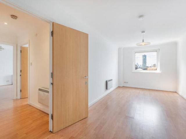 2 bedroom flat for rent in Boardwalk Place, South Quay, E14