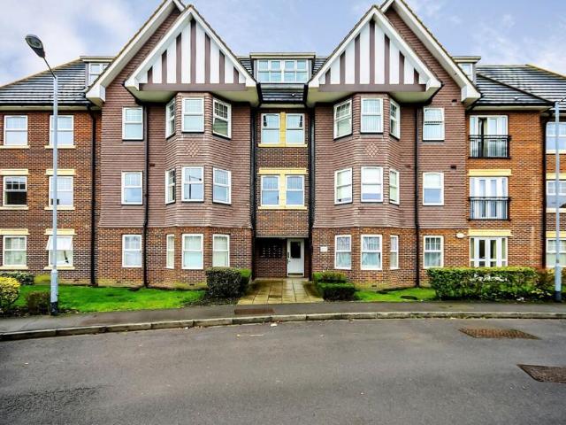 2 bedroom flat for rent in Boddington Gardens, Acton, W3
