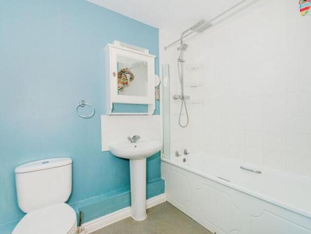 2 bedroom flat for rent in Boddington Gardens, Ealing, London, W3