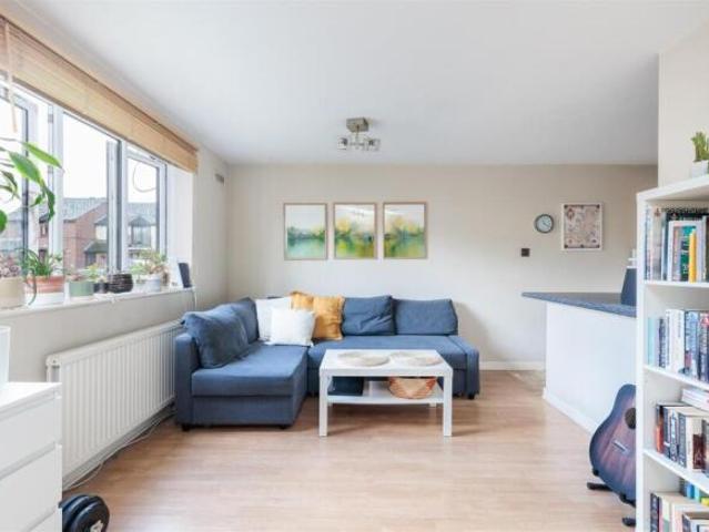 2 bedroom flat for rent in Boleyn Close, Walthamstow, E17