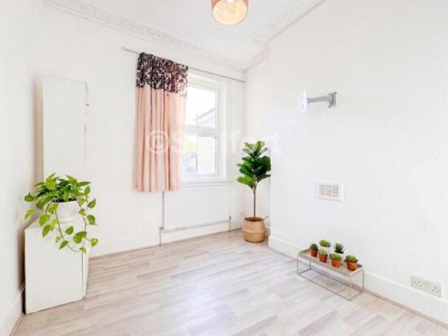 2 bedroom flat for rent in Boleyn Road, London, E7