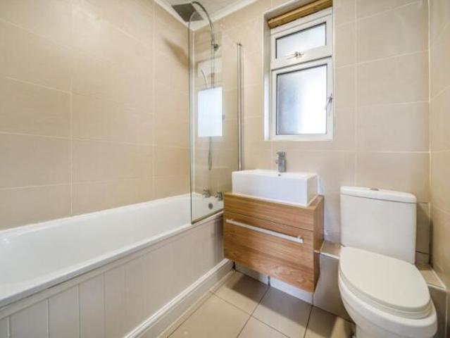 2 bedroom flat for rent in Borland Road, Teddington, TW11