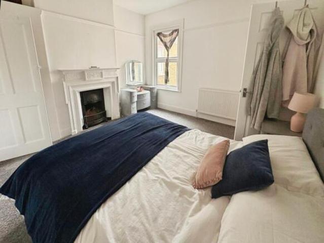 2 bedroom flat for rent in Boscombe Road, Southend On Sea, SS2