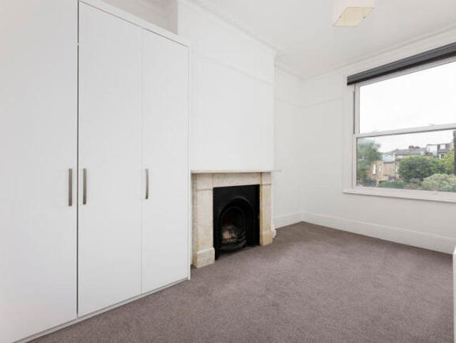 2 bedroom flat for rent in Boscombe Road W12