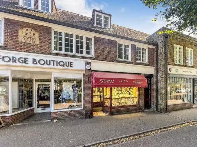 2 bedroom flat for rent in Bowers Parade, Harpenden, AL5