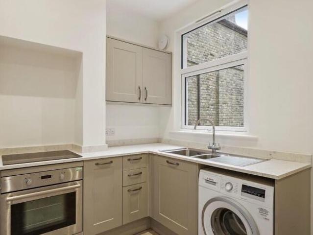 2 bedroom flat for rent in Bowood Road, Battersea SW11