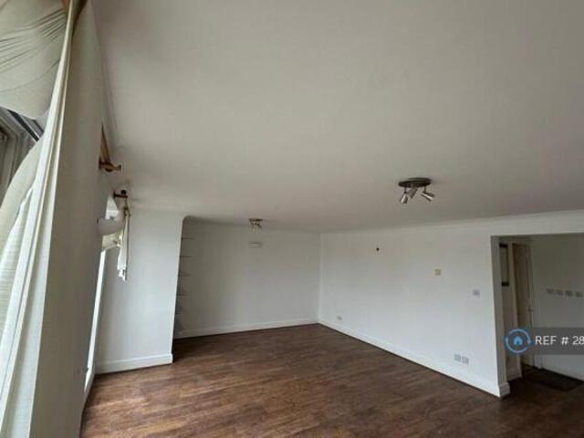 2 bedroom flat for rent in Blenheim Court, London, SE16