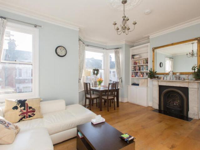 2 bedroom flat for rent in Broxash Road, Battersea, SW11