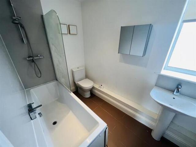 2 bedroom flat for rent in Broad Street, Staple Hill, BS16