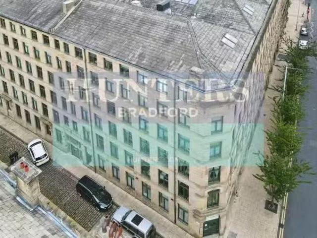 2 bedroom flat for rent in Broadgate House, Broad Street, Brad.