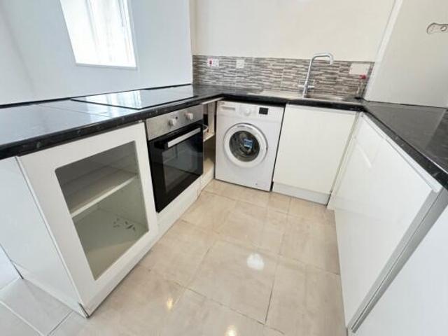 2 bedroom flat for rent in Broadway CF24 1NL, CF24