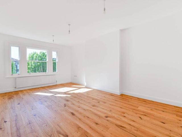2 bedroom flat for rent in Brondesbury Road, Queen's Park, London, NW6
